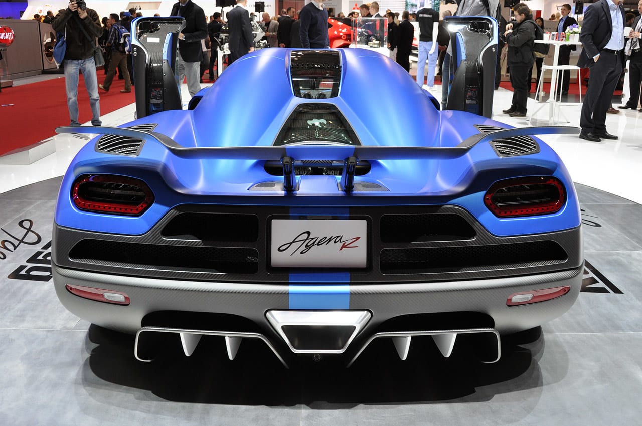 Koenigsegg Agera R is a matte blue streak of lightning