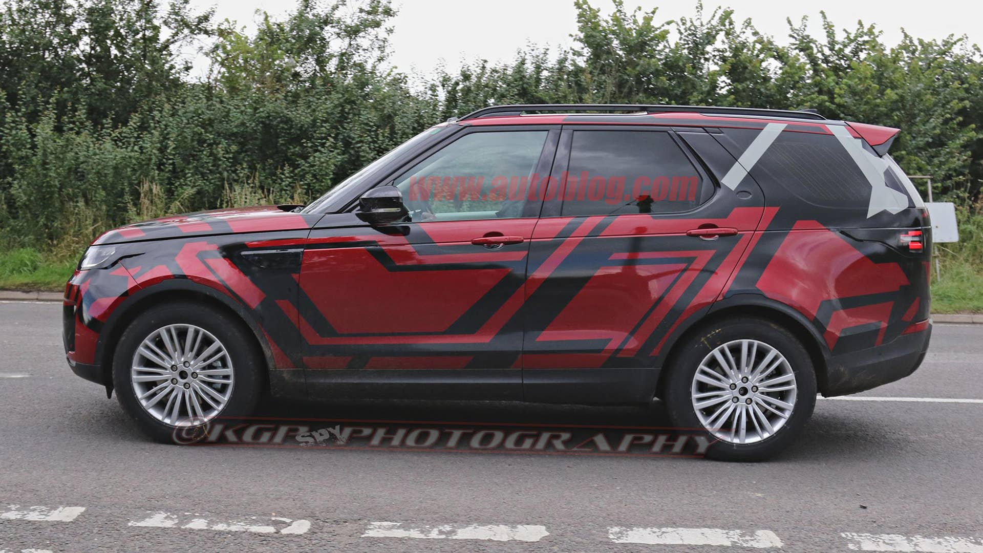 Land Rover Discovery caught unmasked - Autoblog