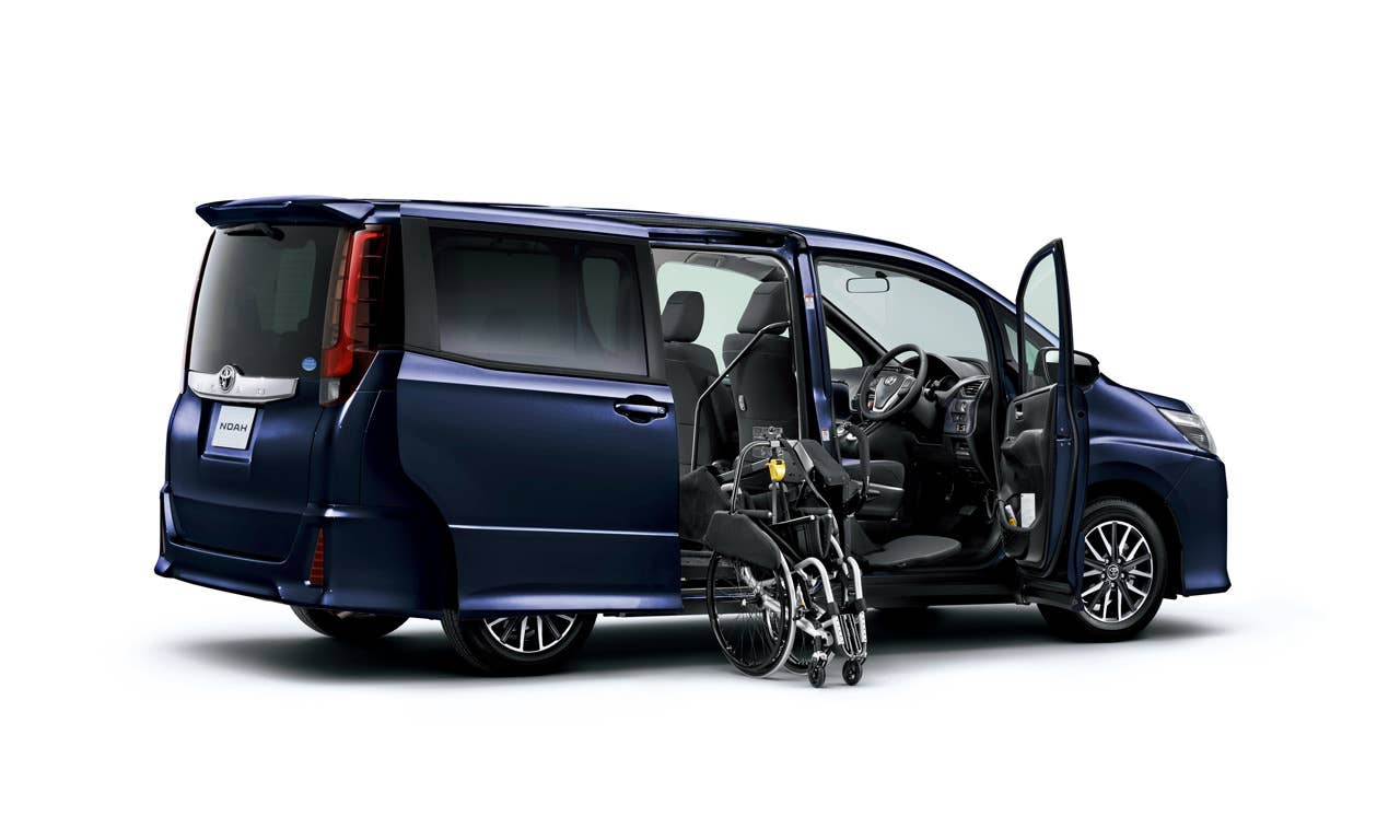Toyota launches new Noah, Voxy minivans in Japan [w/videos] - Autoblog
