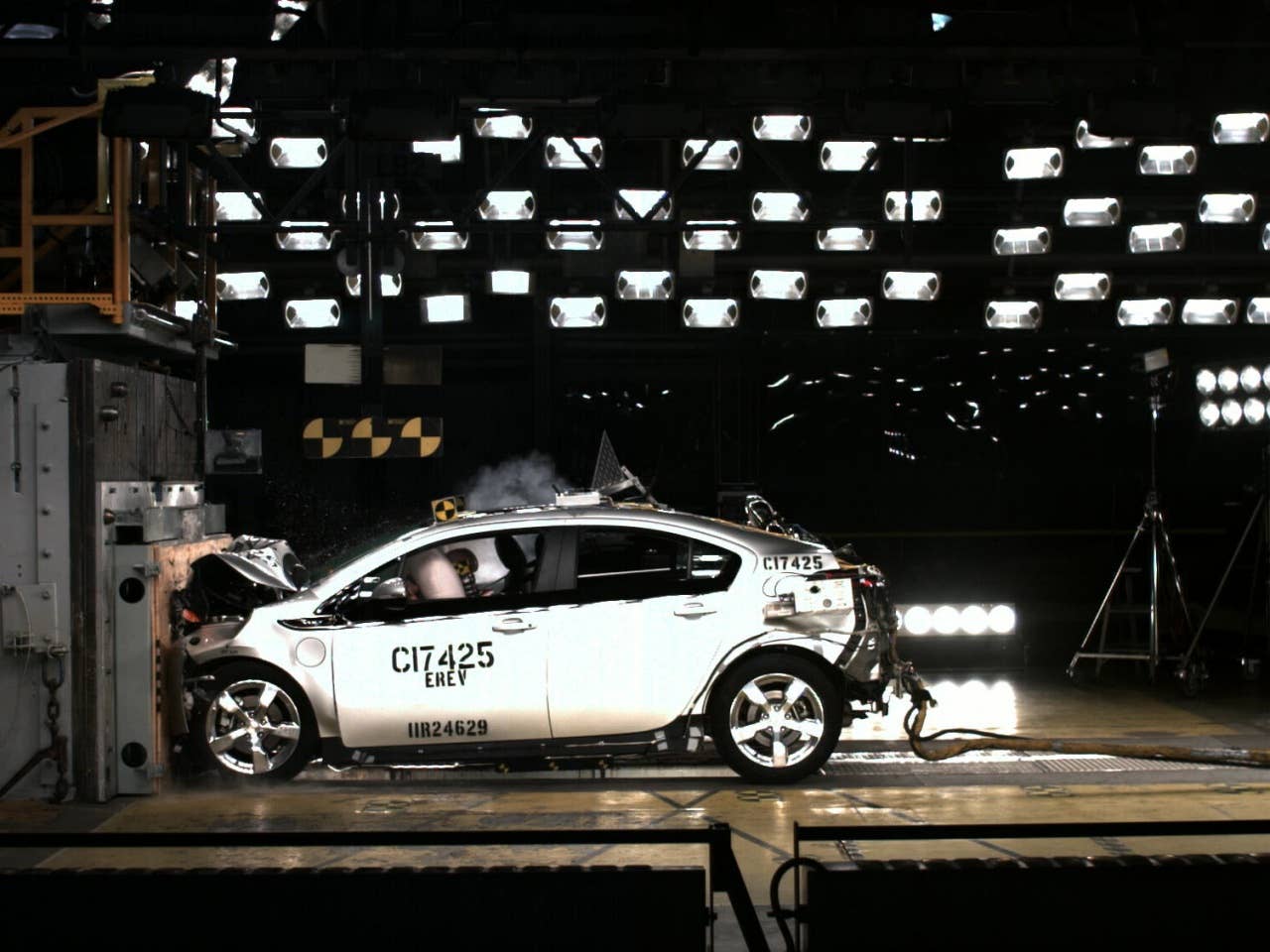 Chevy Volt earns five-star NHTSA crash rating [w/videos]