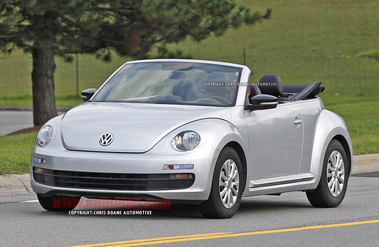 2014 Volkswagen Beetle Convertible caught with its top down - Autoblog