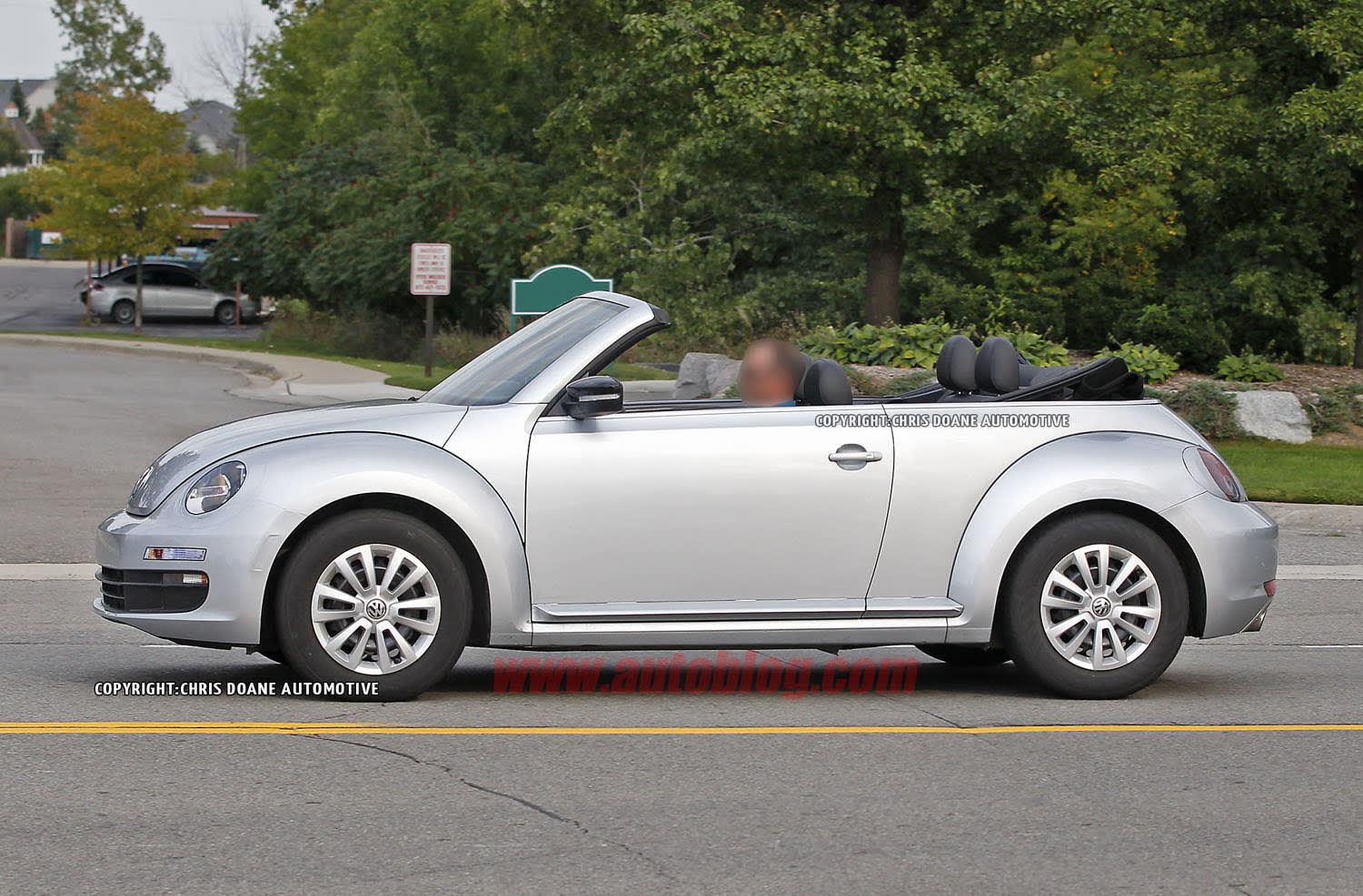 2014 Volkswagen Beetle Convertible caught with its top down - Autoblog