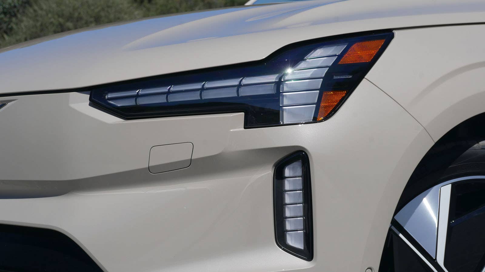 2025 Volvo EX90 First Drive: Electric? Three rows? Luxury? Here's your ...