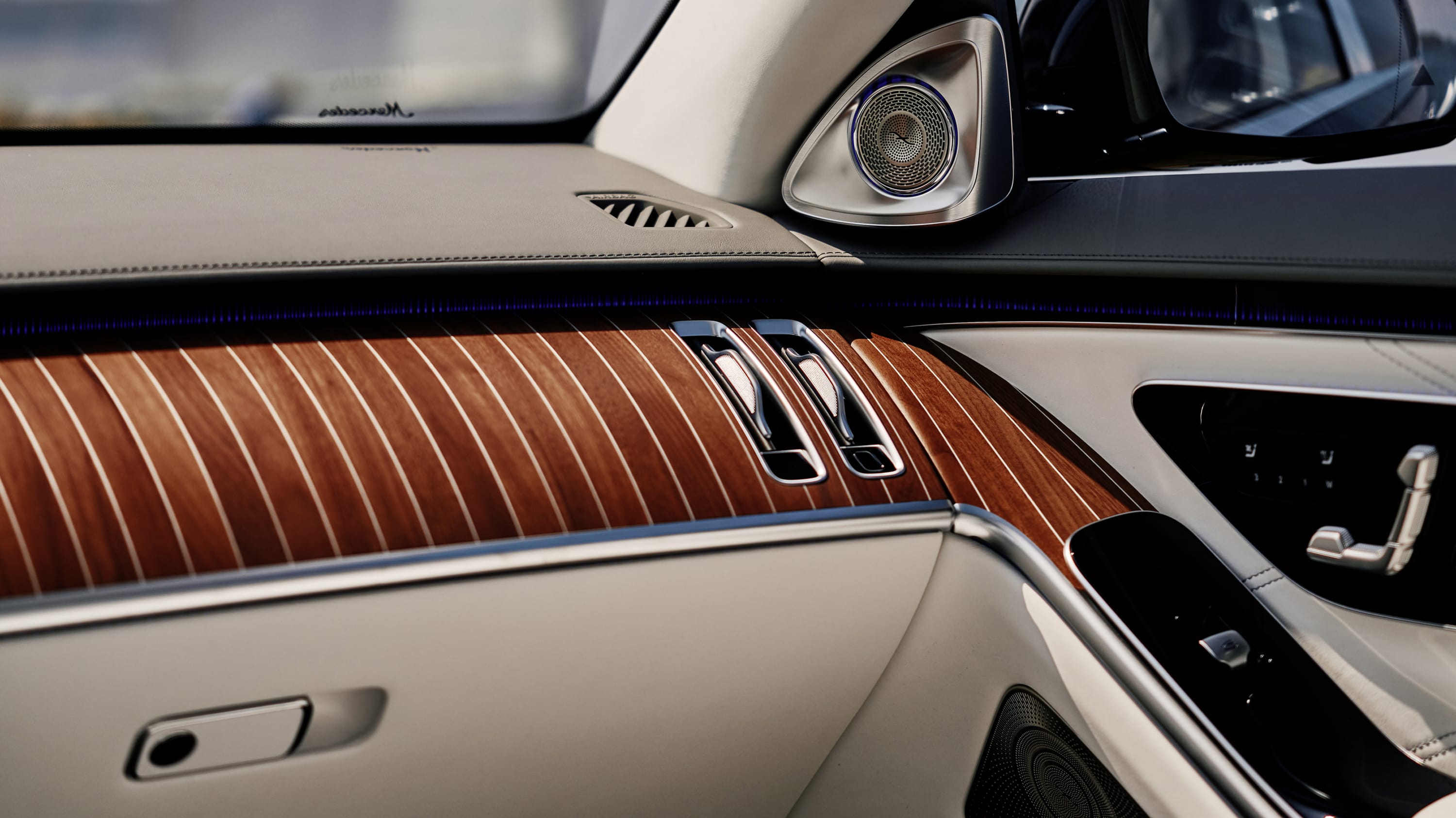 Mercedes-Maybach S 680 celebrates a yacht and Robbe & Berking's 150th ...