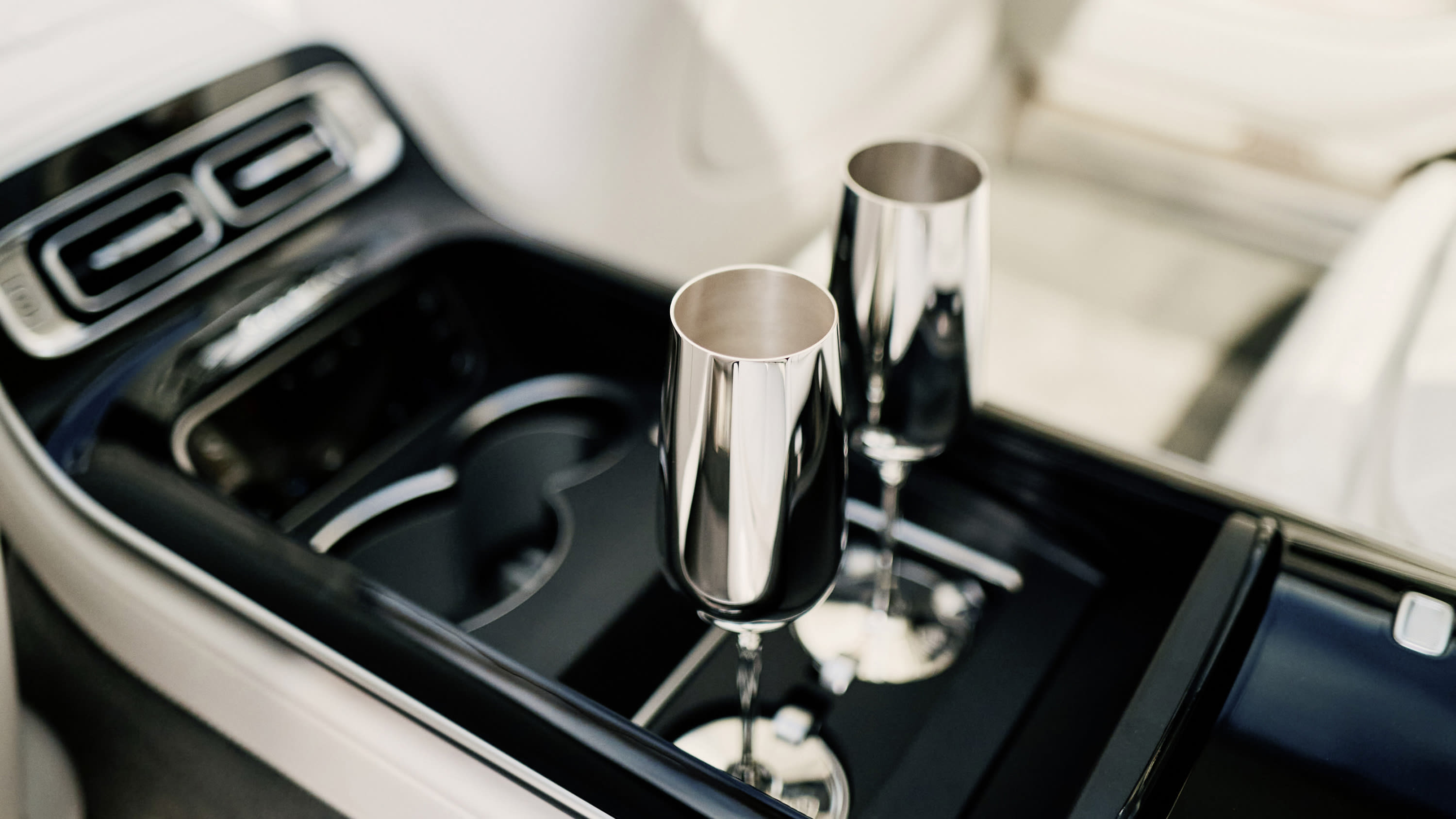 Mercedes-Maybach S 680 celebrates a yacht and Robbe & Berking's 150th ...