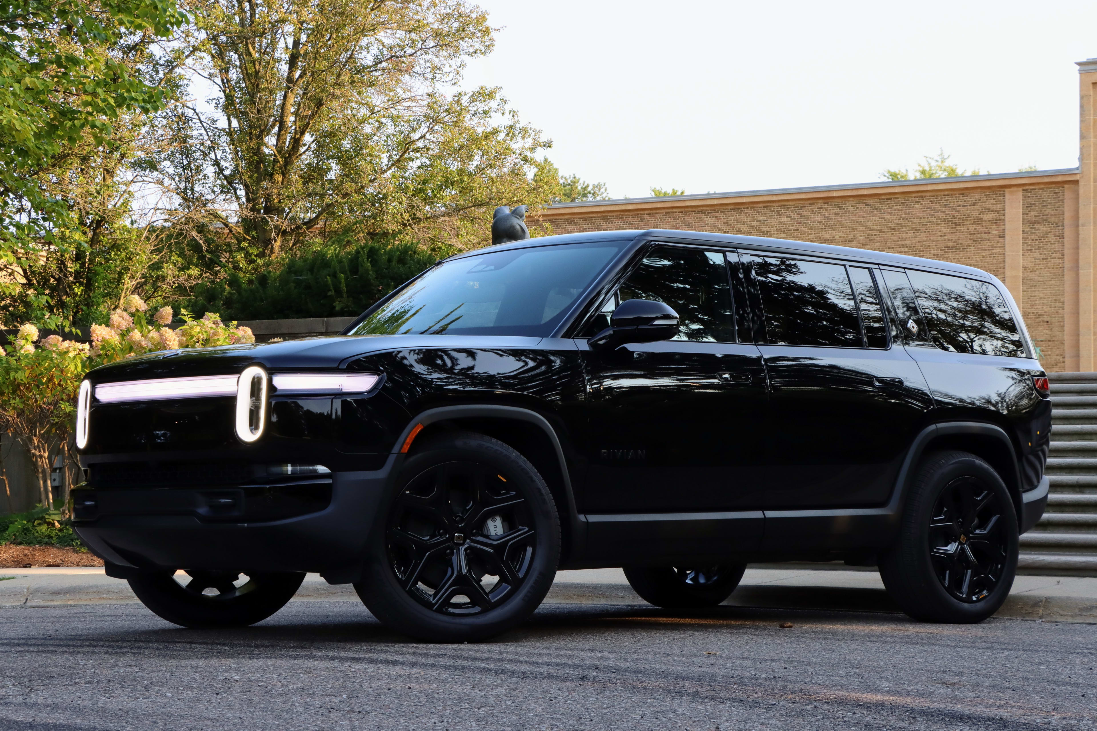 2025 Rivian R1S: Blistering acceleration, new batteries, and prices to ...