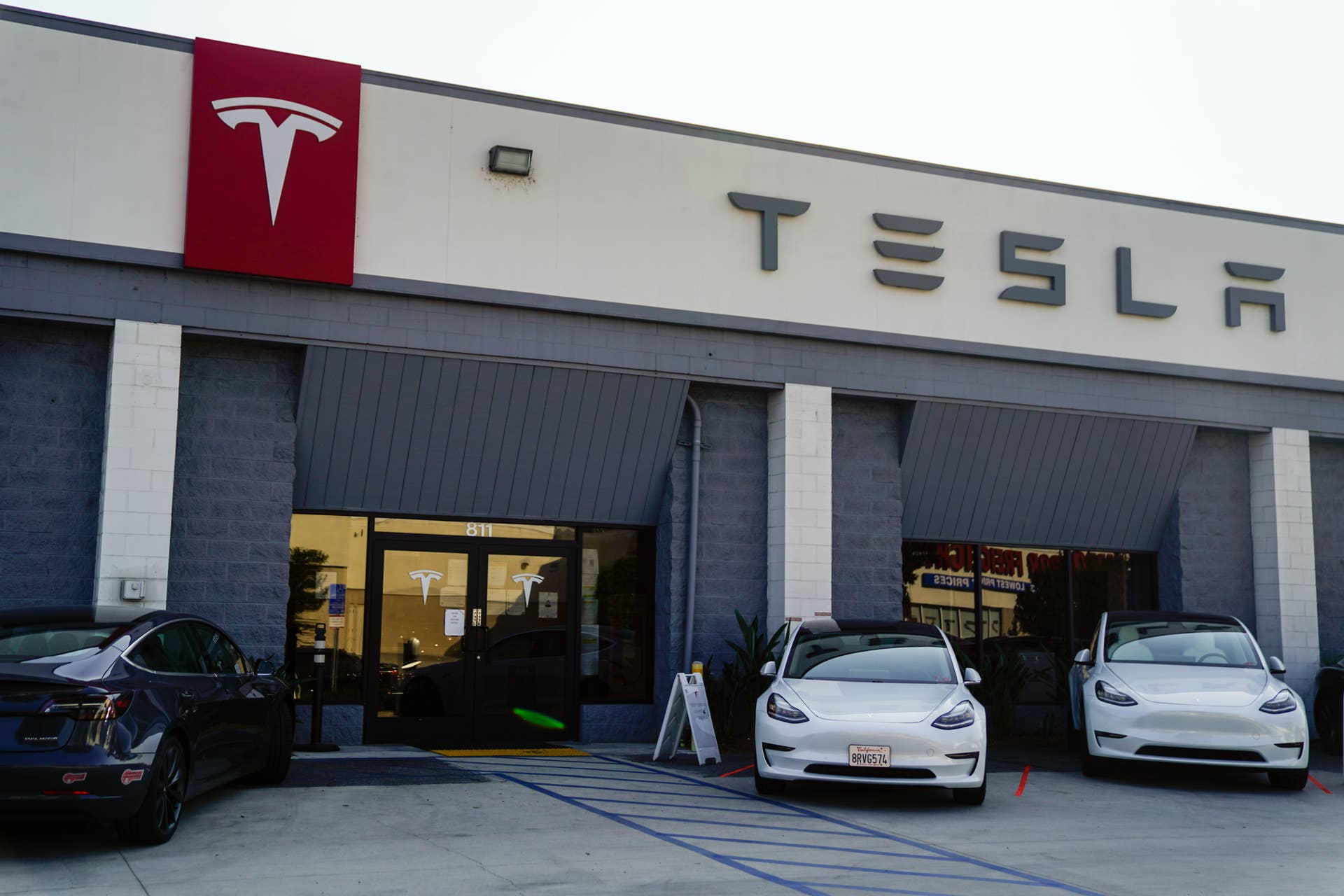 Burning Teslas in LA add toxic barriers to wildfire cleanup - Autoblog