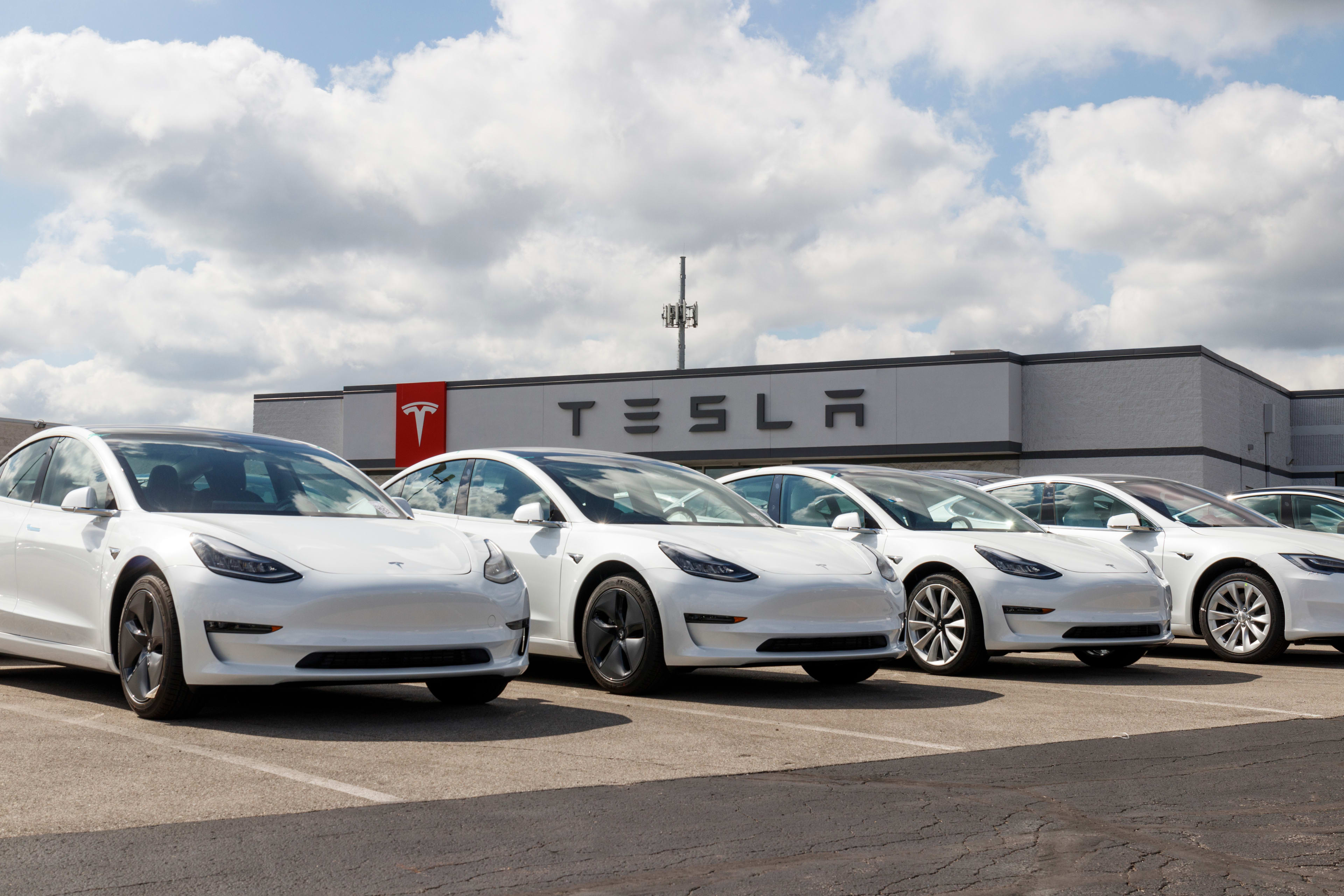Tesla offering insane perks as sales dry up - Autoblog