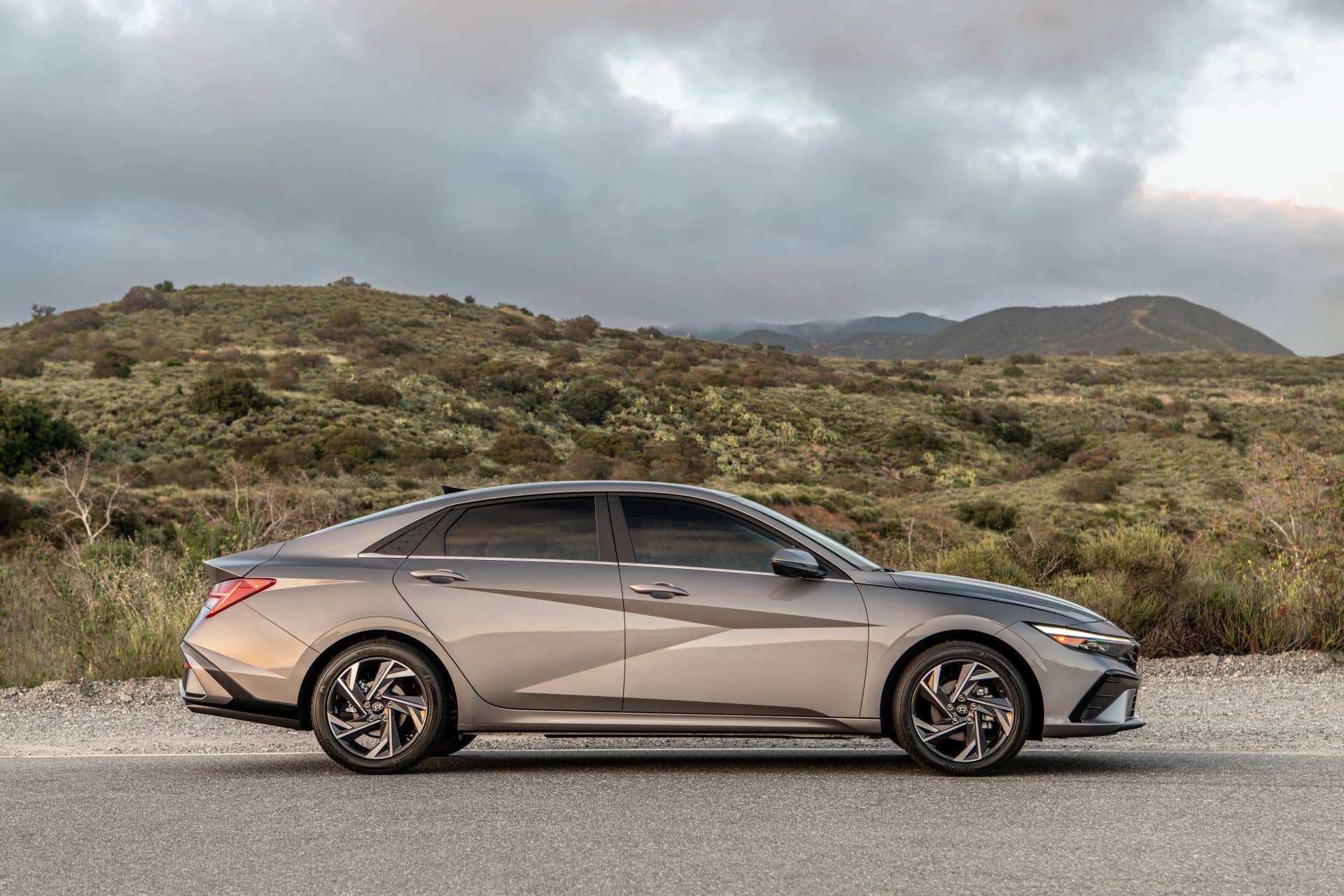 Hyundai Unleashes Killer 2025 Elantra Lease Deal for September - Autoblog