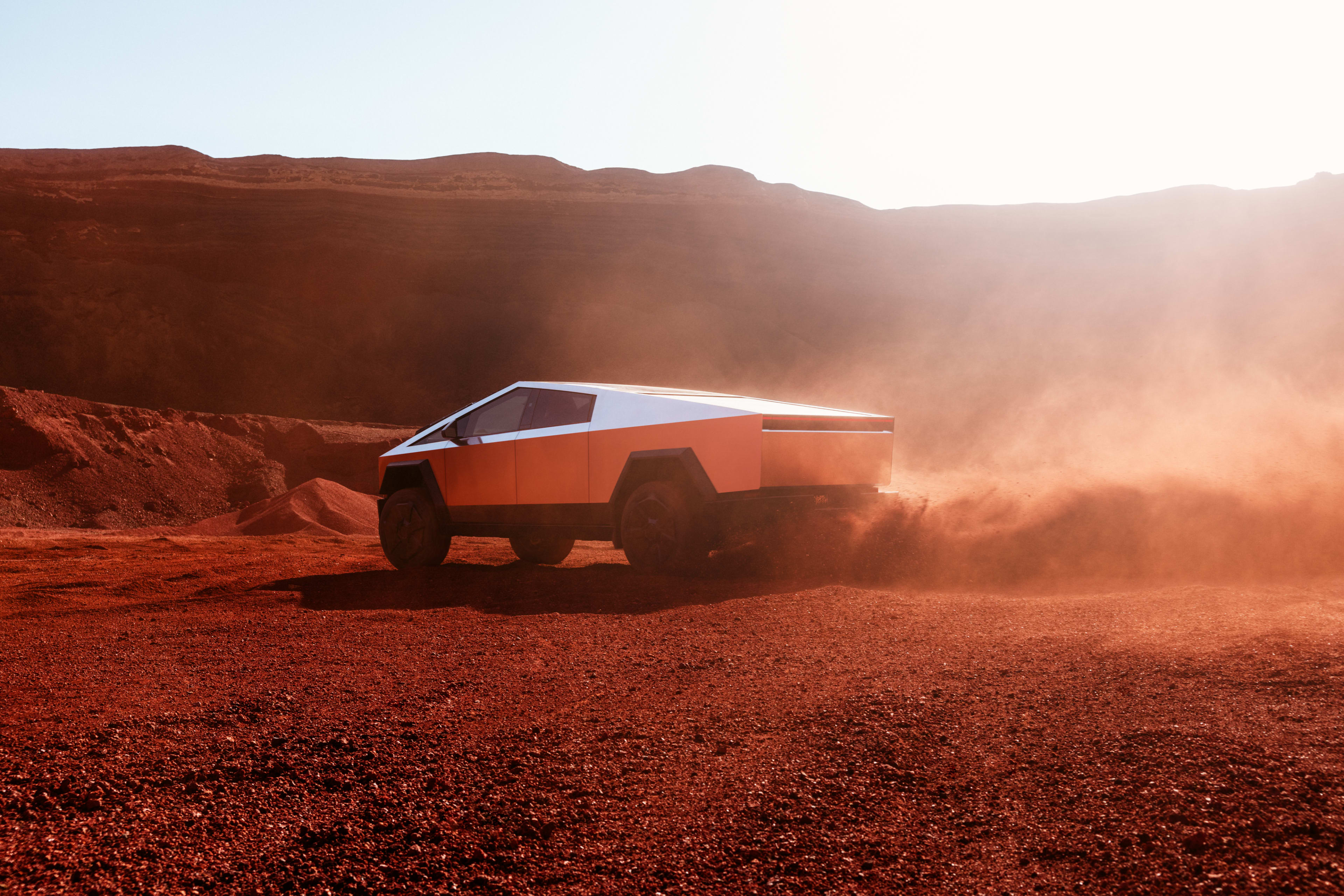 2025 Rivian R1T vs. 2025 Tesla Cybertruck: 5 Major Differences - Autoblog