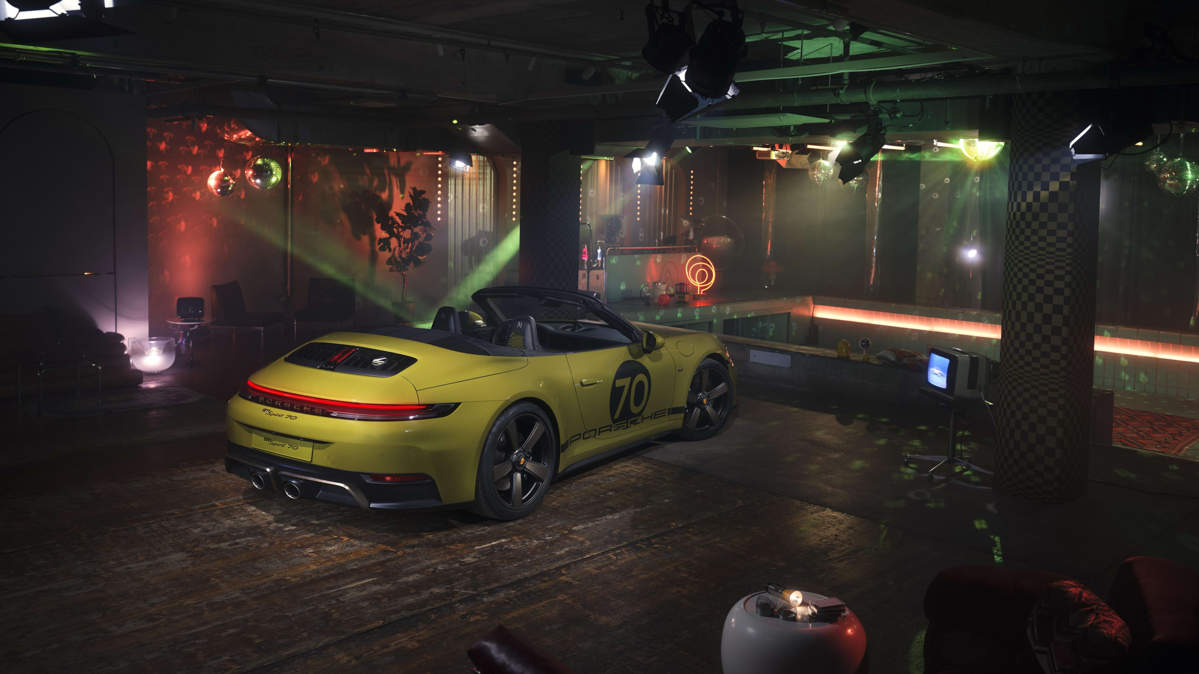 Porsche Re-Introduces Its Funky ‘Pasha’ Interior for the 2026 911 ...