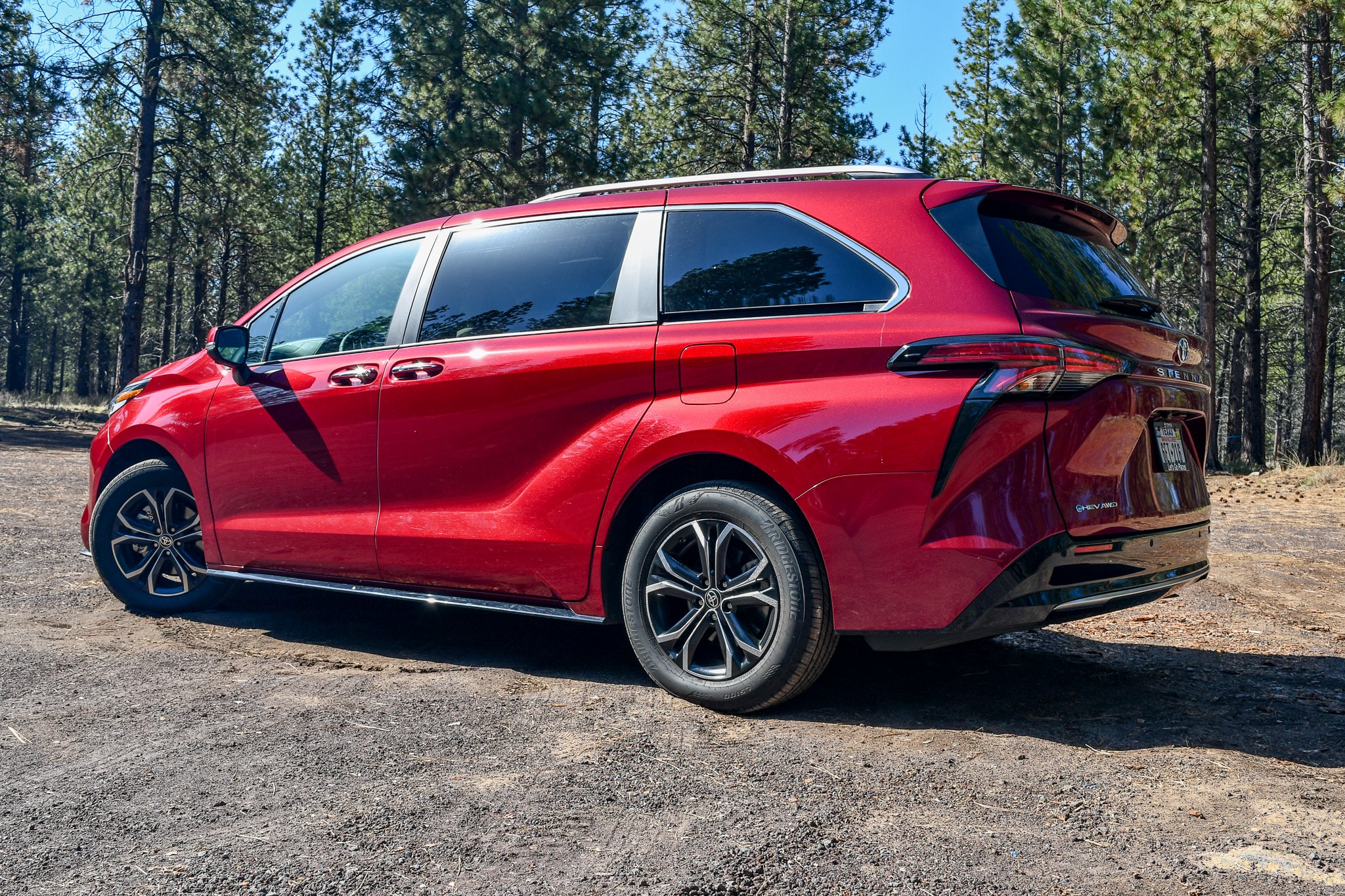 2025 Toyota Sienna Hybrid Minivans Have A Serious Safety Issue In The Second Row - Autoblog