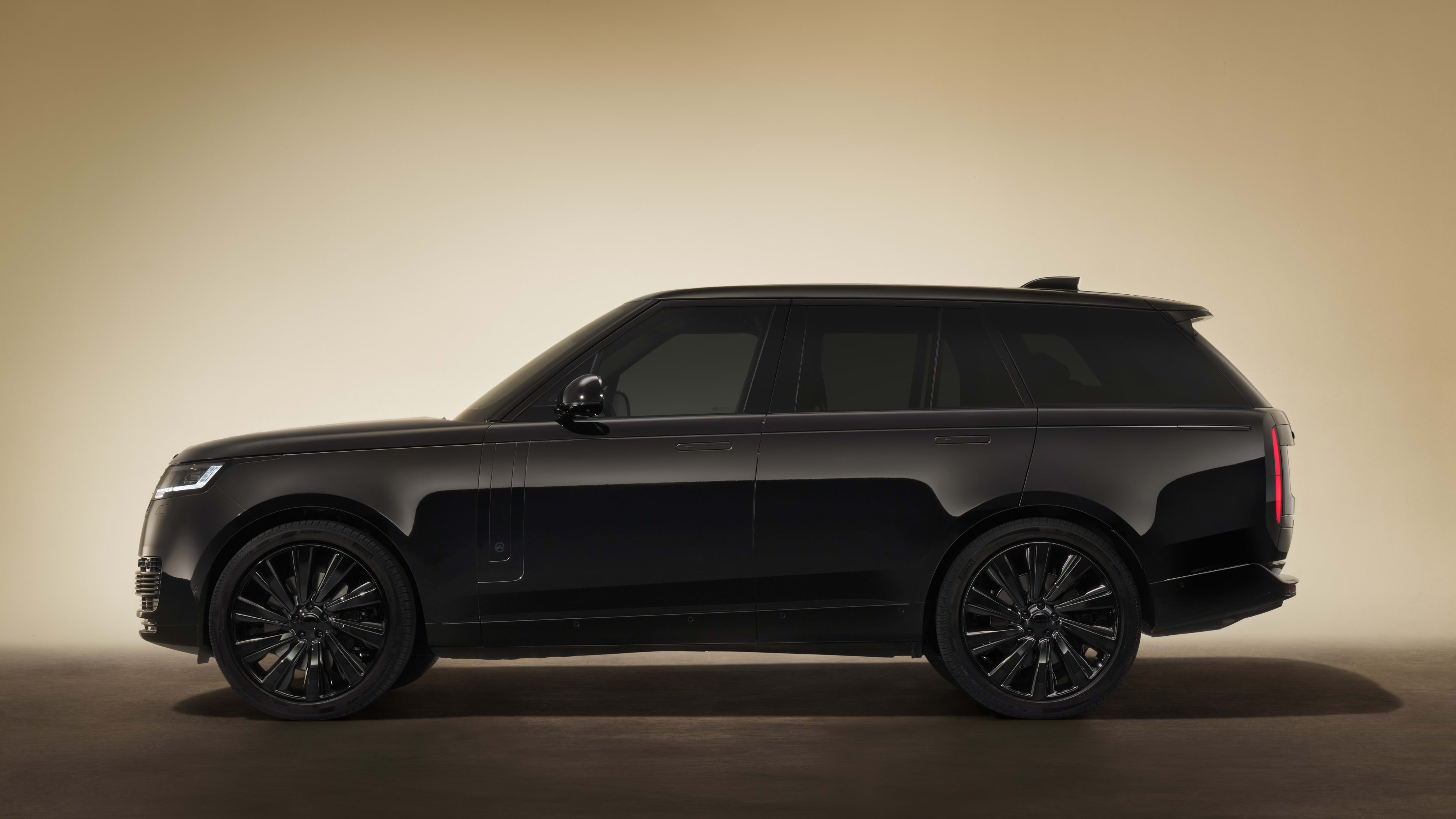 New Range Rover SV Black Is Land Rover’s Baddest Blacked-Out SUV Yet - Autoblog