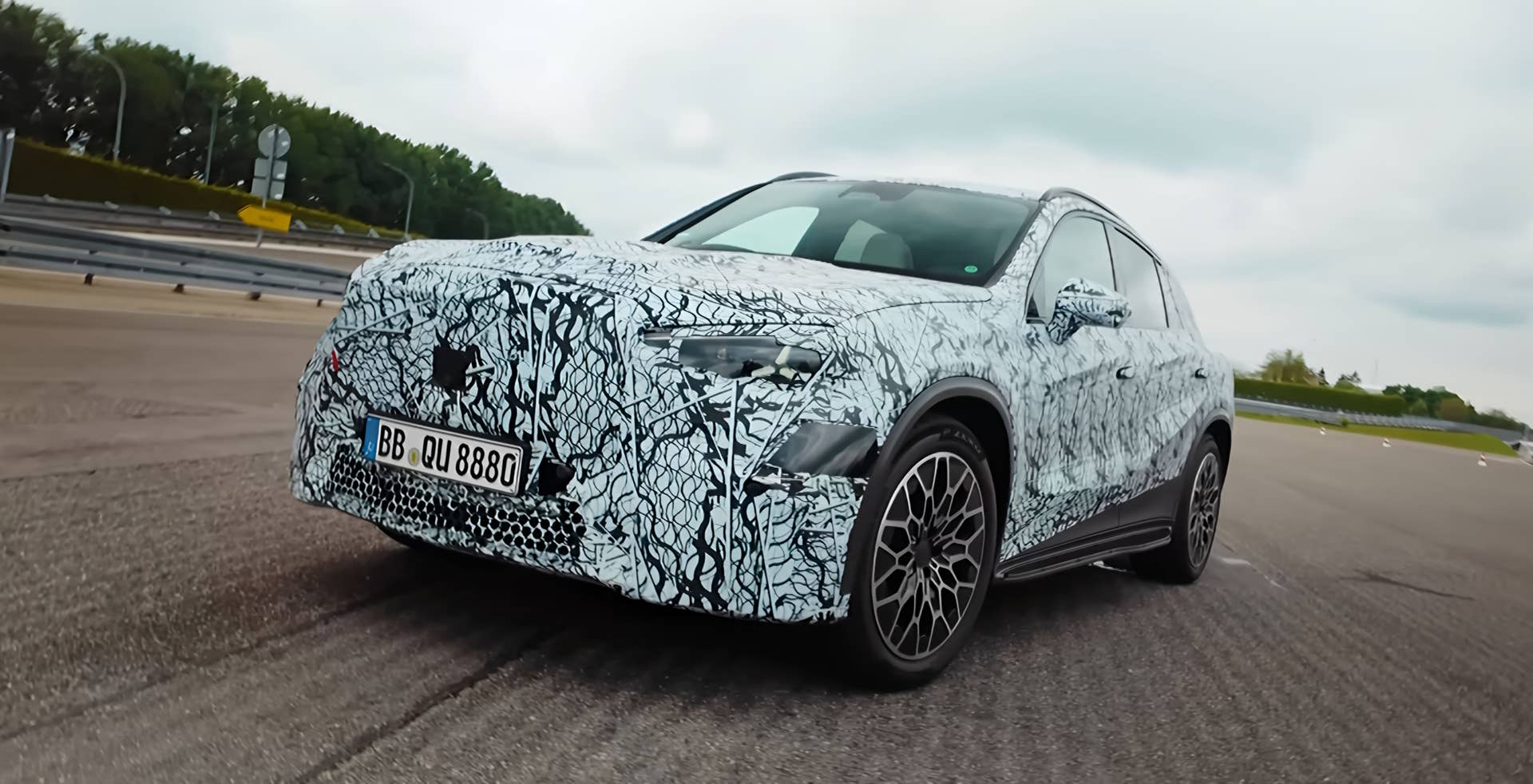 Mercedes-Benz's New Illuminated Grille Is a Design Statement for the EQ ...