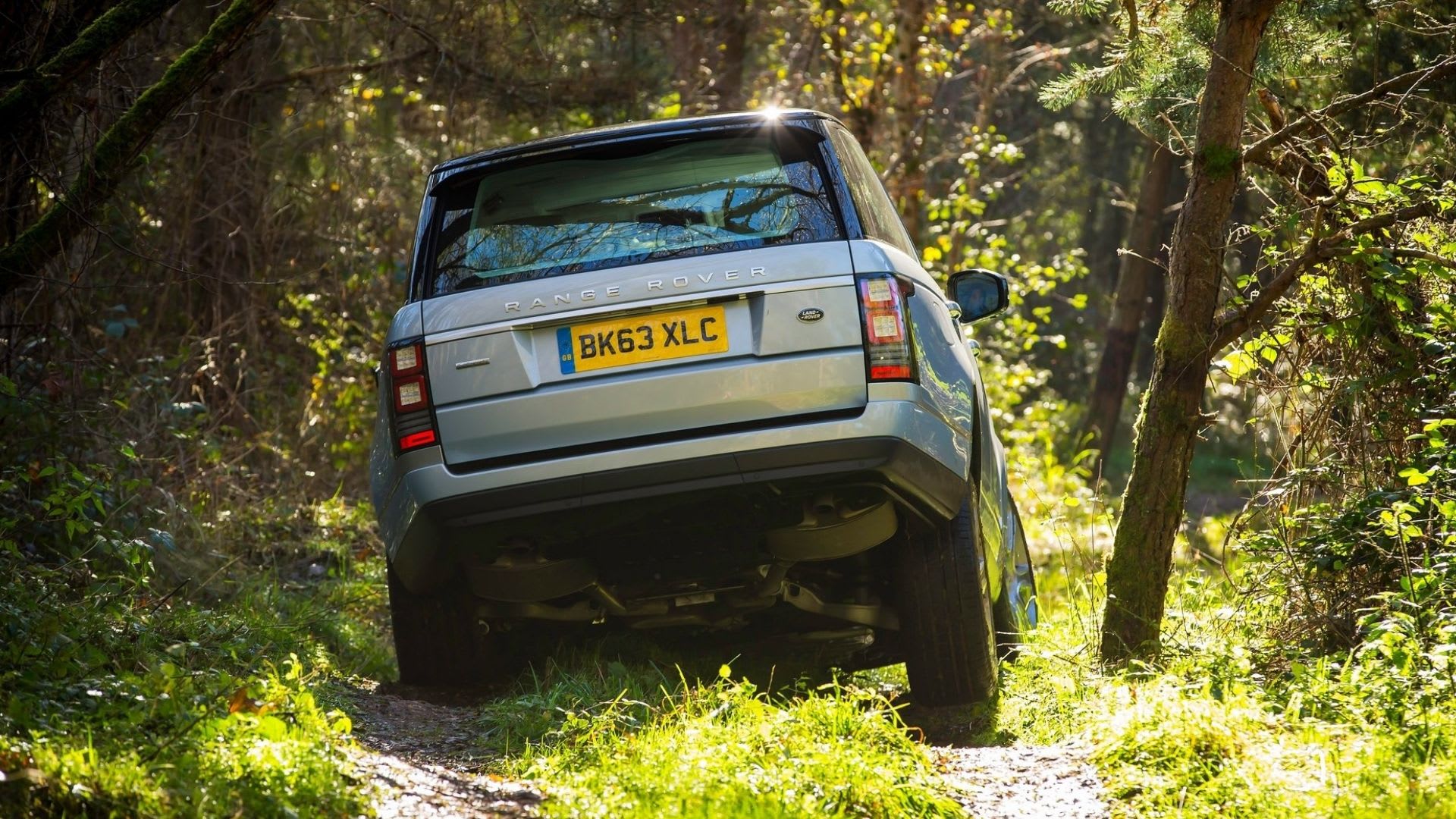 Over 121,000 Range Rovers Recalled for Suspension Defect That Could ...