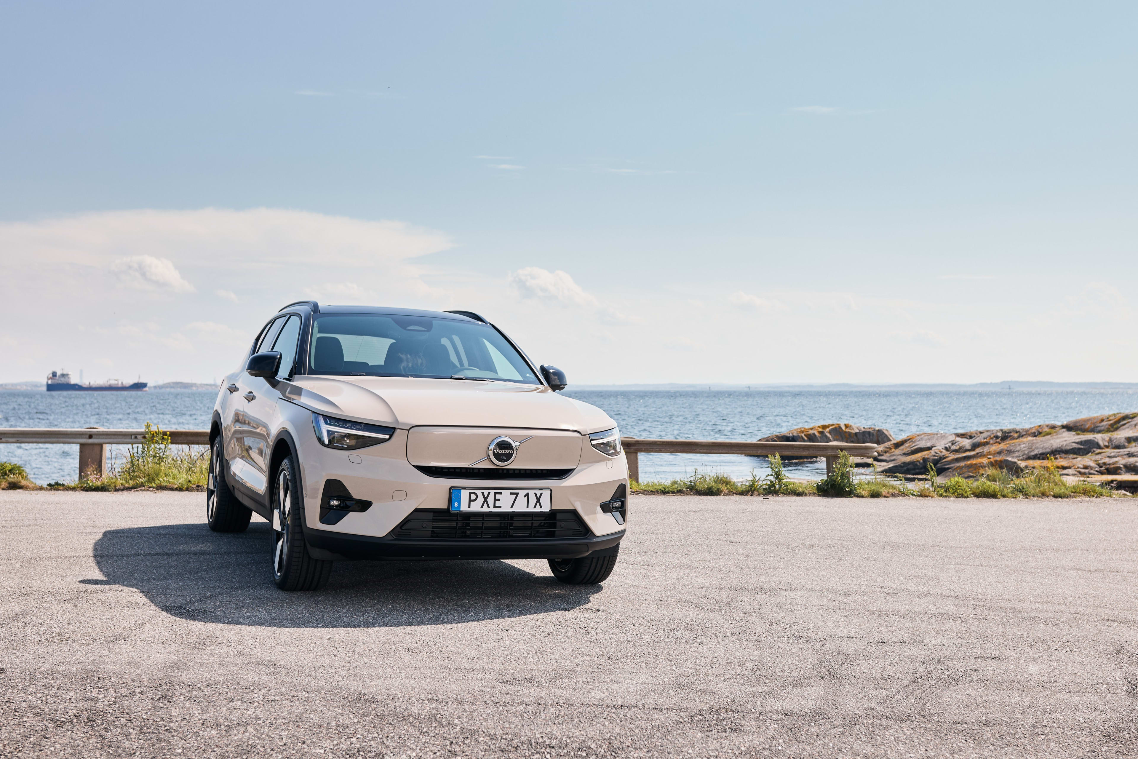 I Drove The 2025 Volvo EX40 Twin Motor Ultra. Here's My Brutally Honest ...