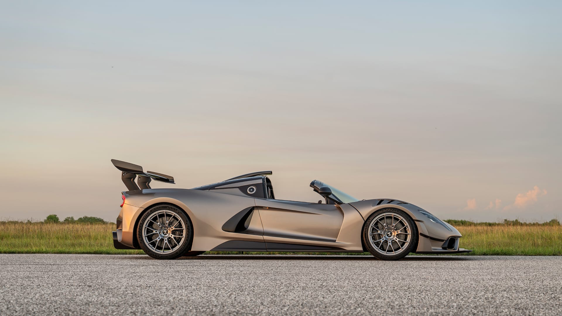 Hennessey Venom F5 LF Combines Manual Gearbox With The World's Most Powerful Internal Combustion ...