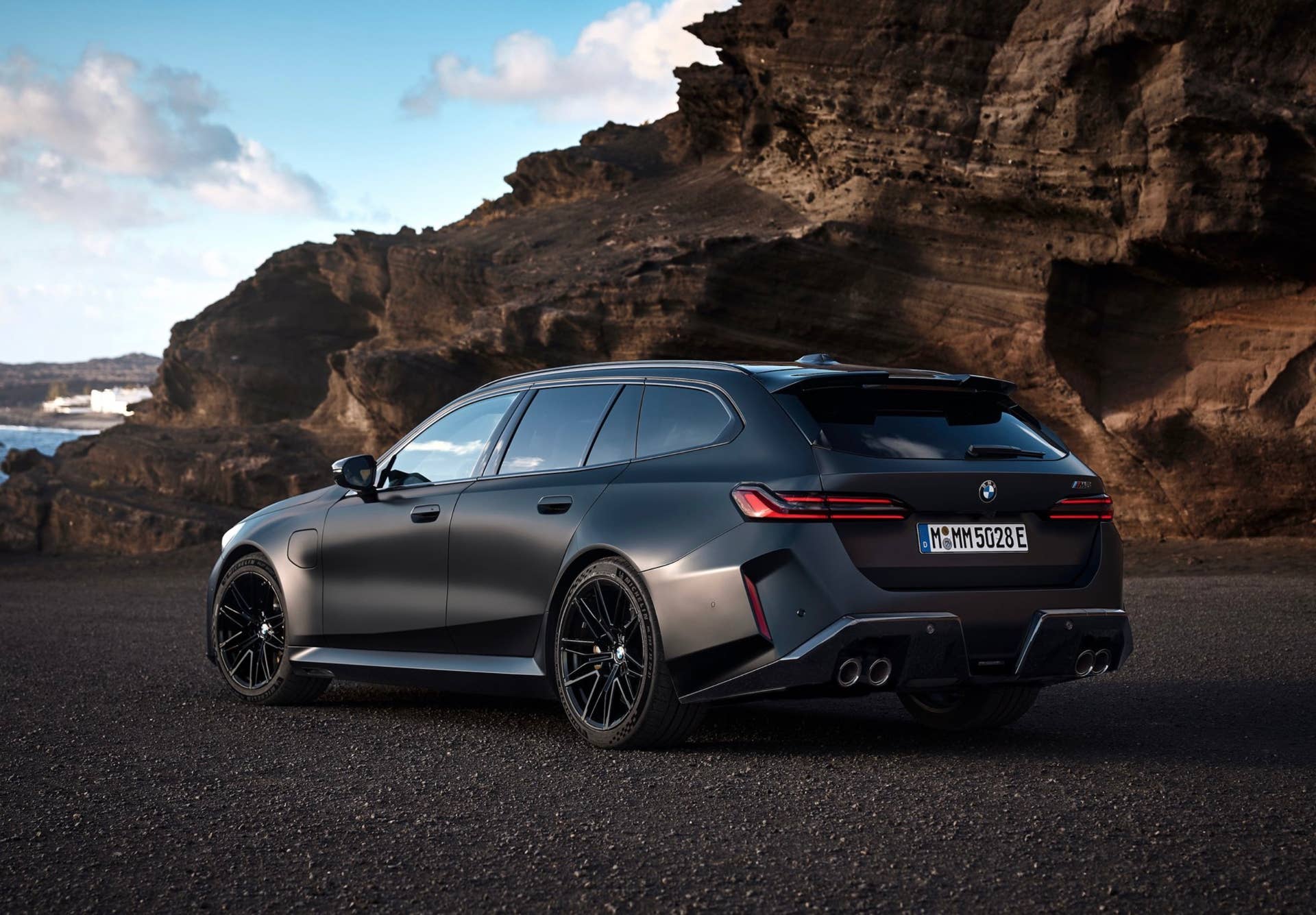 2026 BMW M5 Touring Vs. 2026 Audi RS6 Avant: 5 Major Differences - Autoblog
