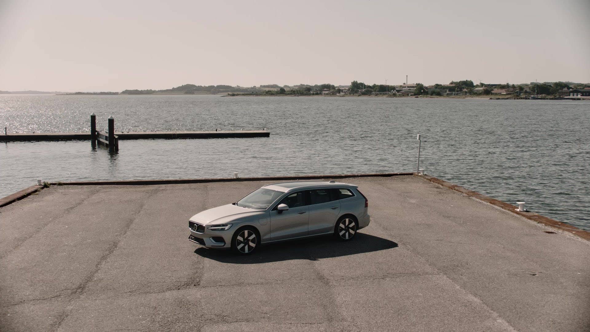 Why the 2025 Volvo V60 Cross Country Evokes Old-School Memories - Autoblog
