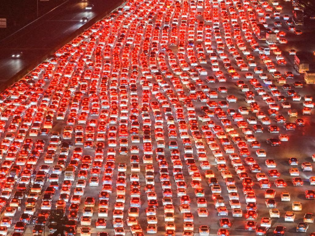 36 Lanes to Nowhere: Inside China’s Massive Holiday Traffic Jam - Autoblog