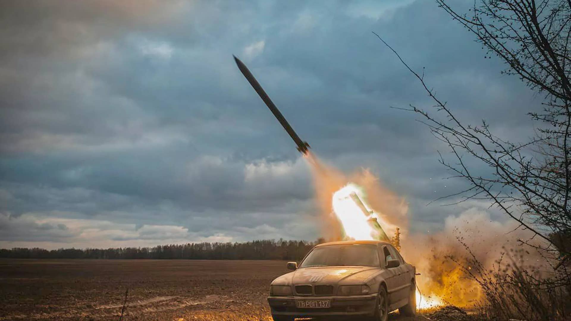 Ukrainian Army Mounts a Rocket Launcher on a BMW 7 Series - Autoblog